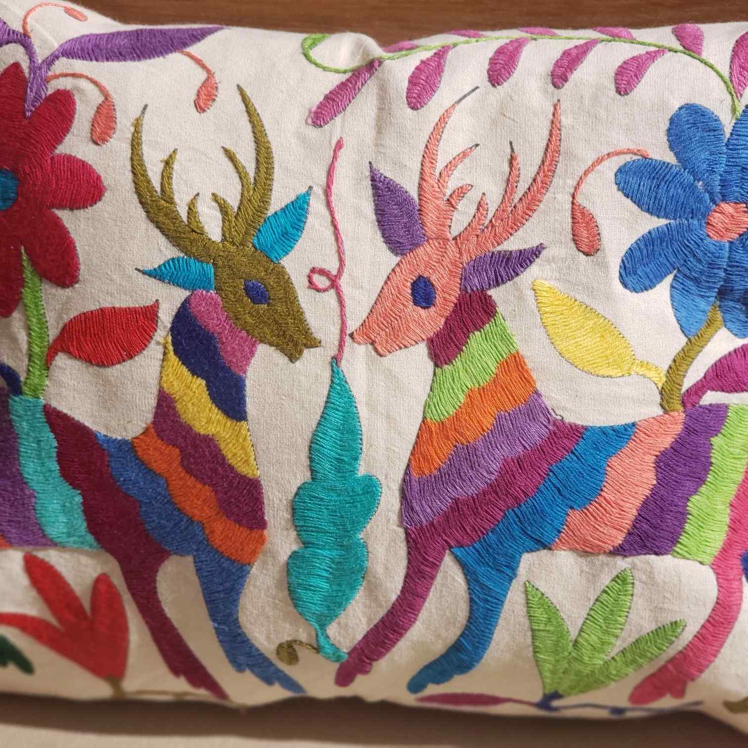 Cojín de Manta Bordado con Venados de Colores – Dos Puntos