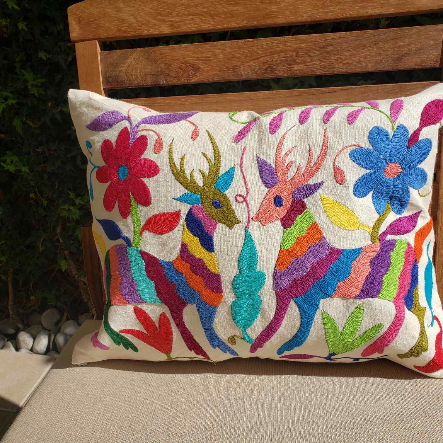 Cojín de Manta Bordado con Venados de Colores – Dos Puntos