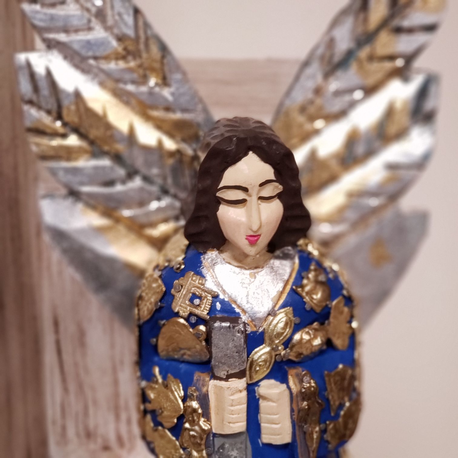 Figura Arcángel Miguel – Dos Puntos