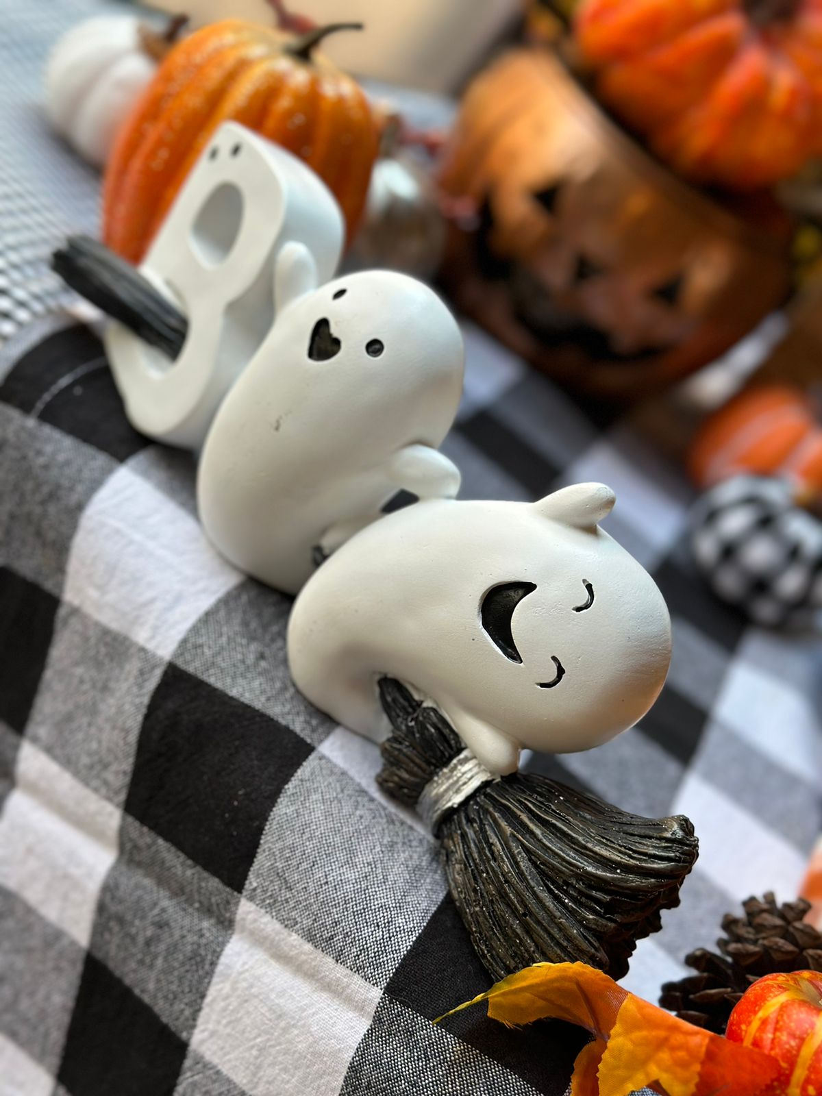 Letrero de 3 fantasmas boo con escoba – Dos Puntos