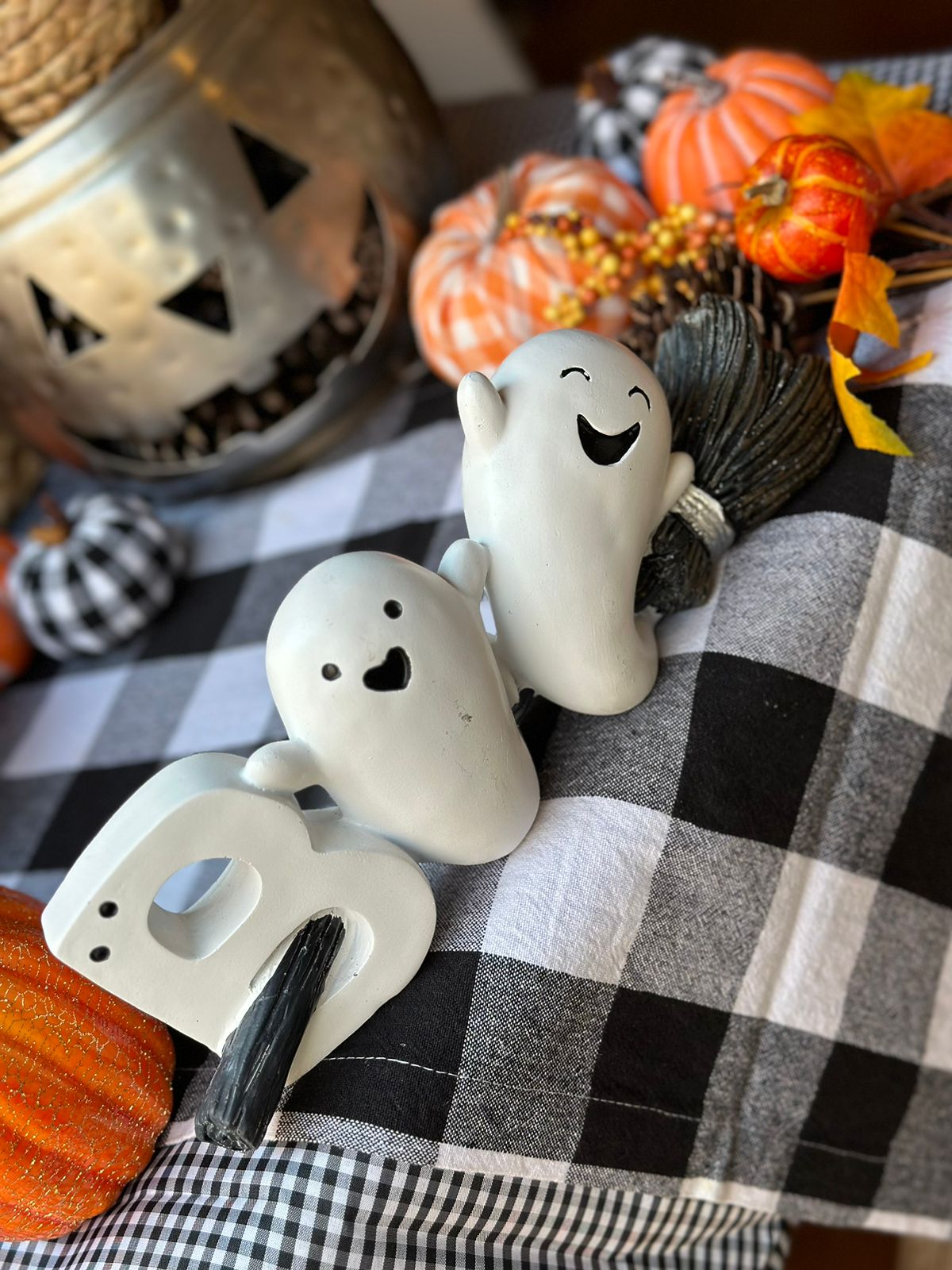 Letrero de 3 fantasmas boo con escoba – Dos Puntos