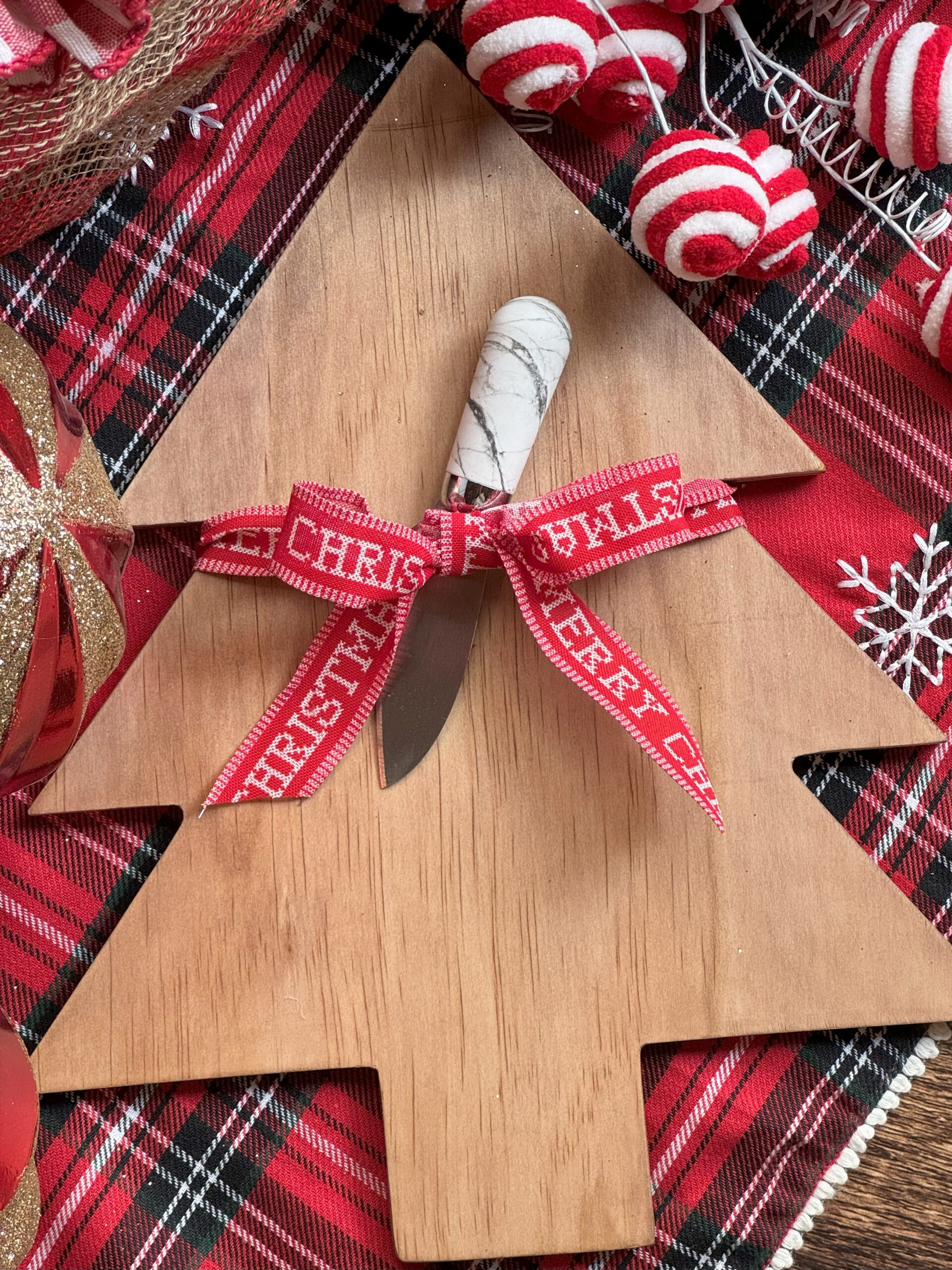 Tabla de madera en forma de árbol con palita – Dos Puntos